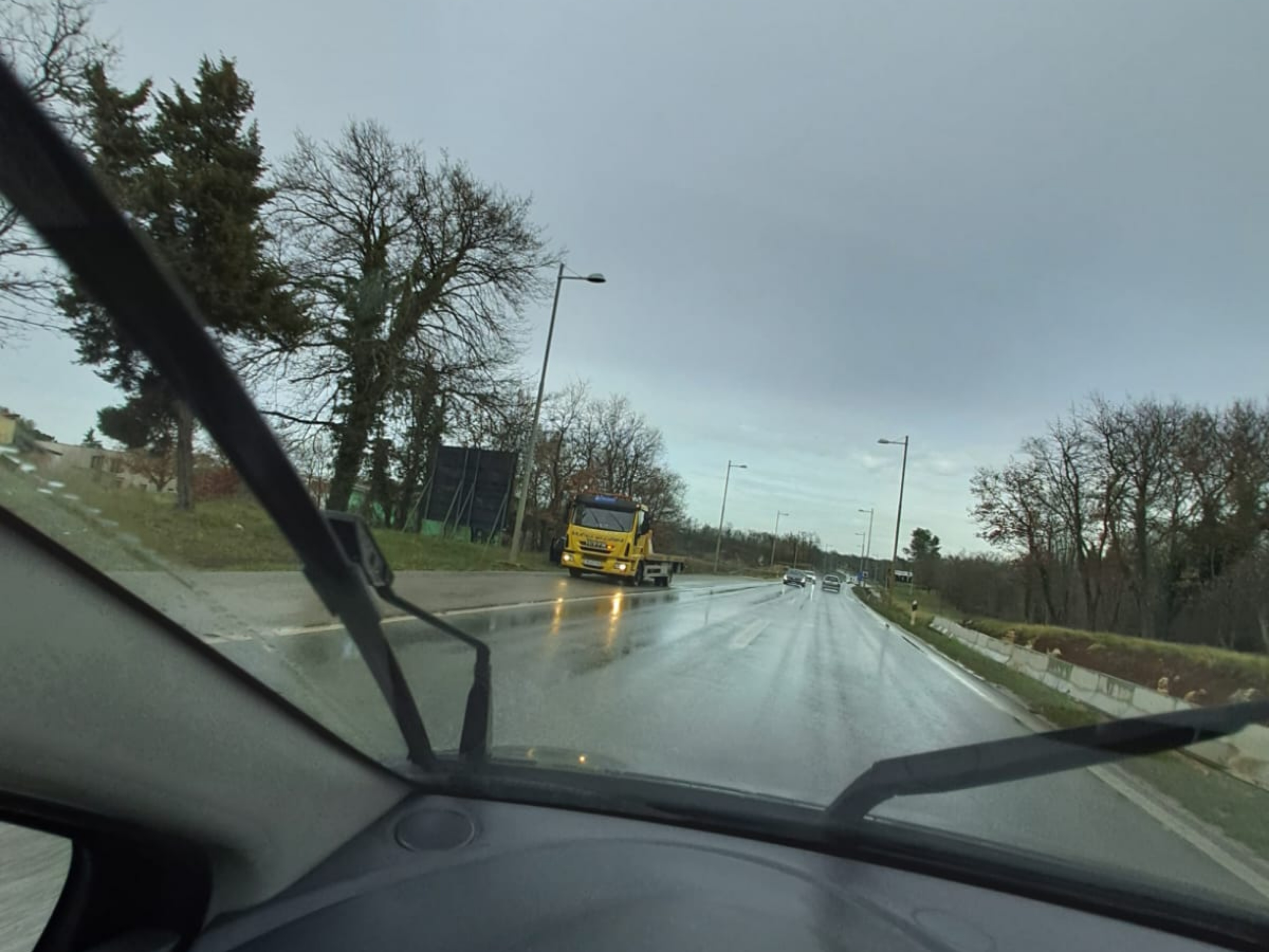 VOZILO SLETILO S CESTE Na porečkoj zaobilaznici došlo do prometne nesreće - IstraIN